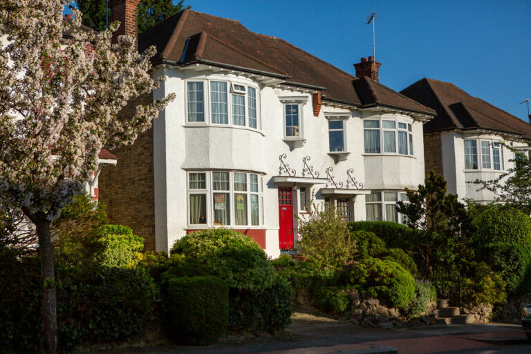 18 Houses With Bay Windows - Love Home Designs