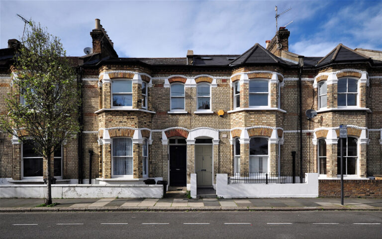 18 Houses With Bay Windows - Love Home Designs
