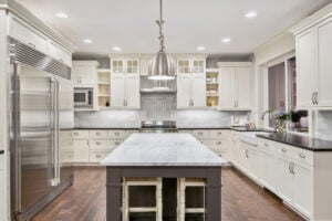 15 Staggered Kitchen Cabinets (Ideas & More) - Love Home Designs
