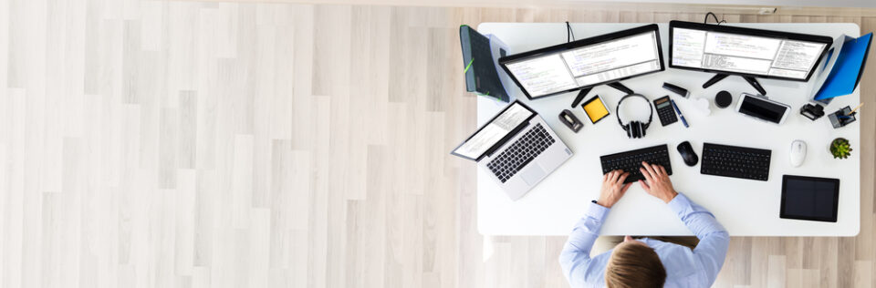 15 Home Office Ideas with Multiple Monitors (With Pictures)