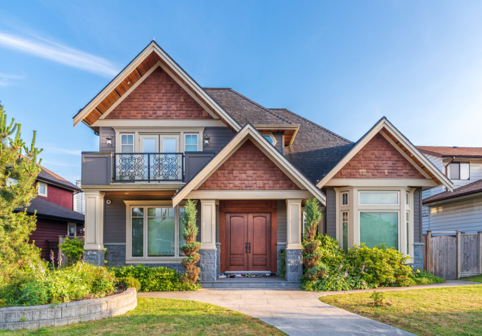 29 Stunning Brick House and Roof Color Combinations