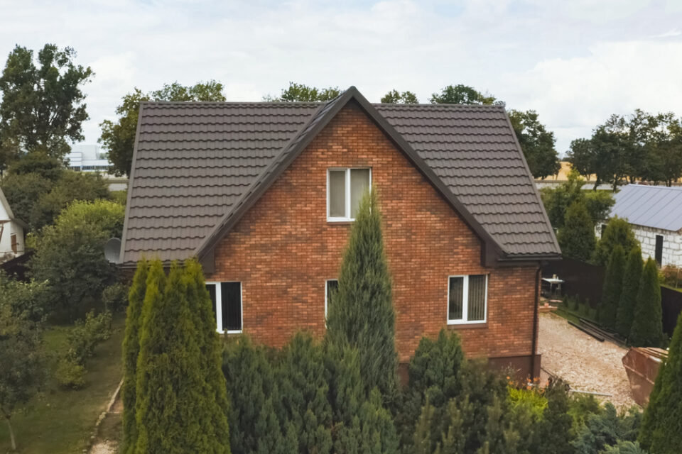 29 Stunning Brick House and Roof Color Combinations