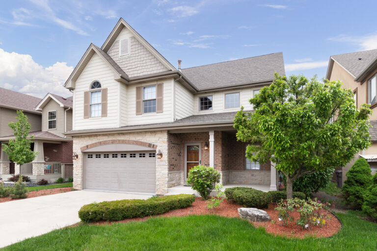 29 Stunning Brick House and Roof Color Combinations