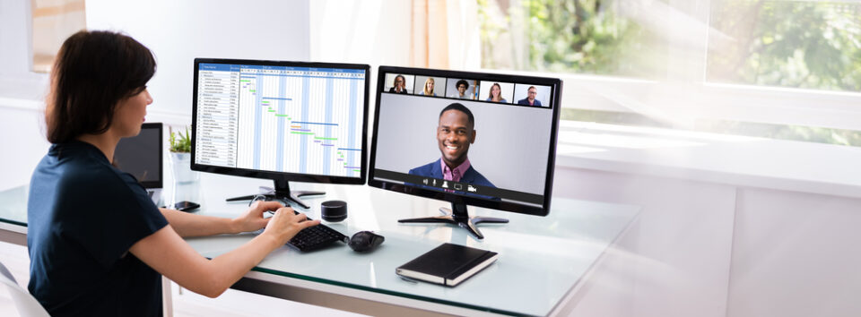 15 Home Office Ideas with Multiple Monitors (With Pictures)